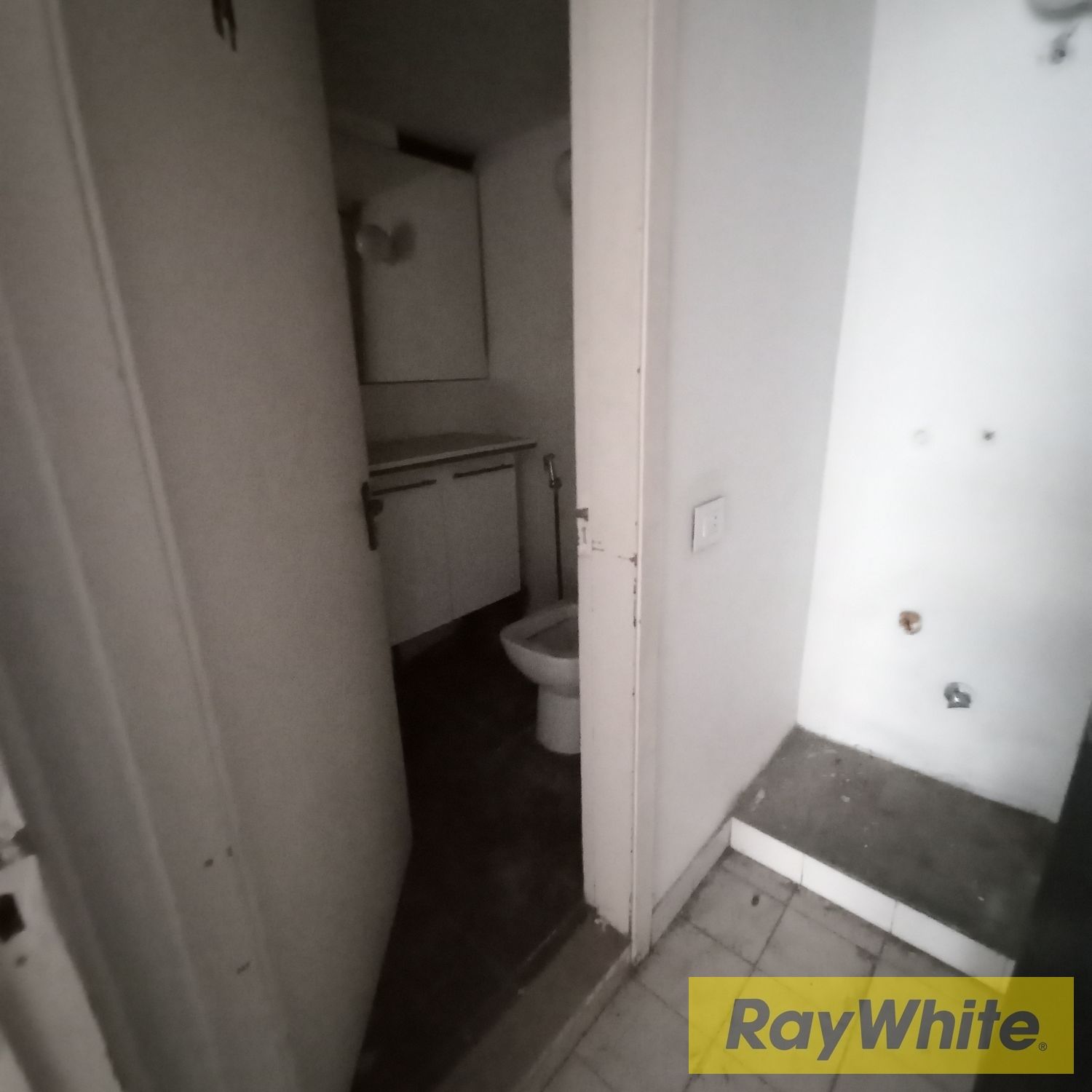 Office on the highway of Zalka in commercial center for rent – Ray ...